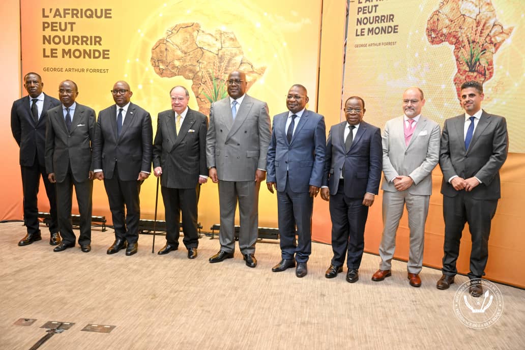 Le Président de la République a porté sur les fonts baptismaux le livre ...