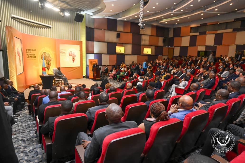 Le Président de la République a porté sur les fonts baptismaux le livre ...