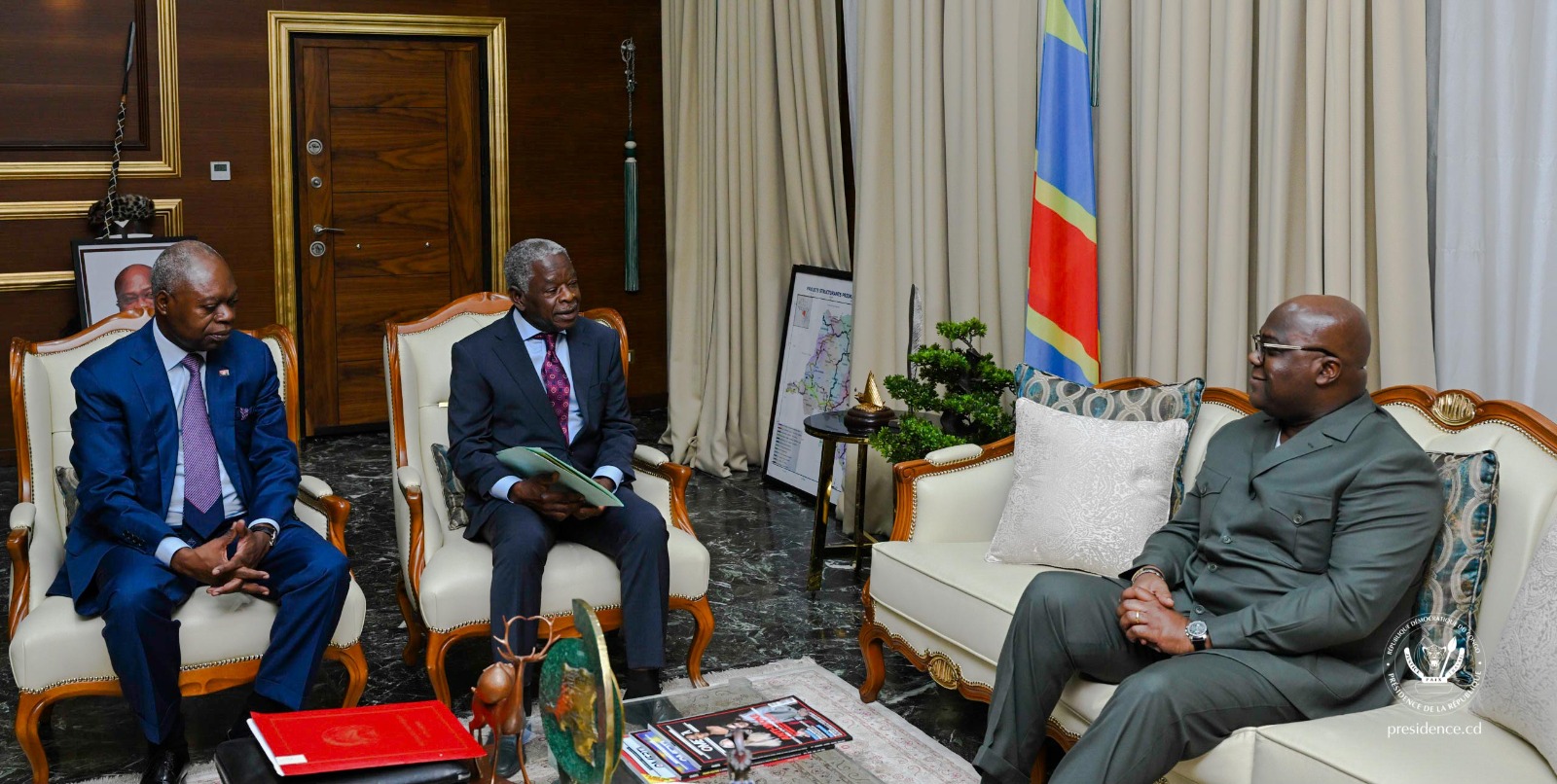 Le Président Félix Tshisekedi a reçu l’artiste Musicien Sam Mangwana ...