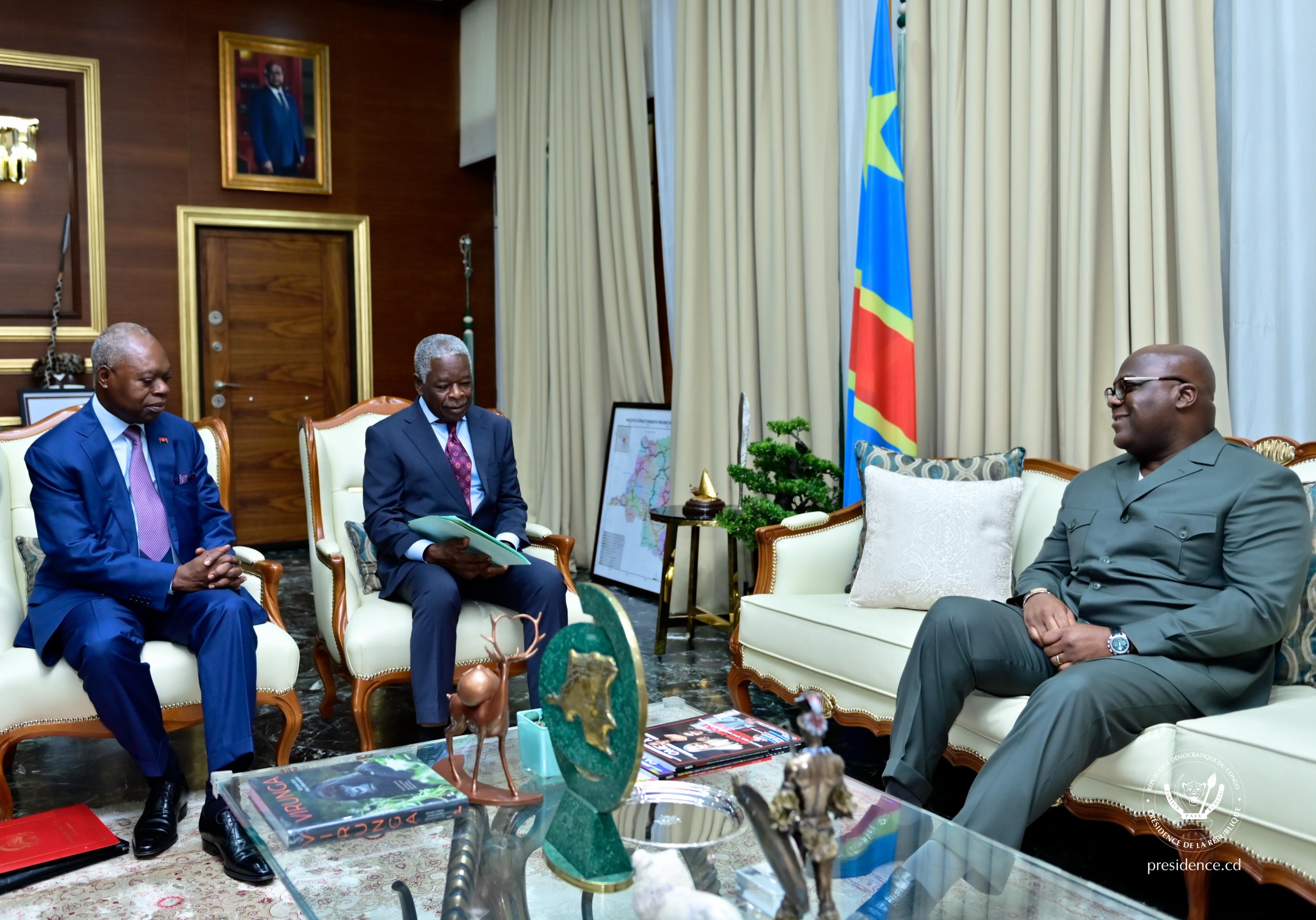 Le Président Félix Tshisekedi a reçu l’artiste Musicien Sam Mangwana ...